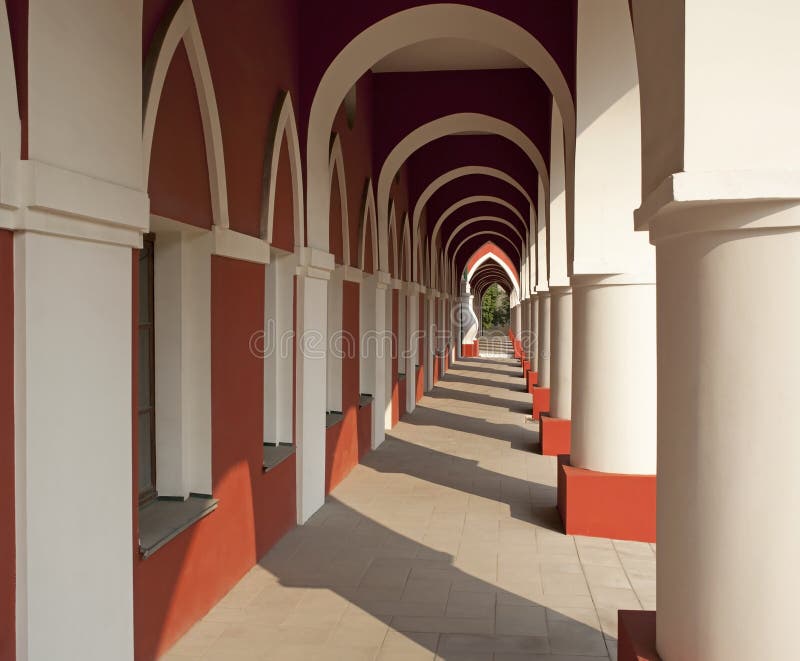 El Edificio Con Las Columnas Y Los Arcos Foto de archivo - Imagen de ...