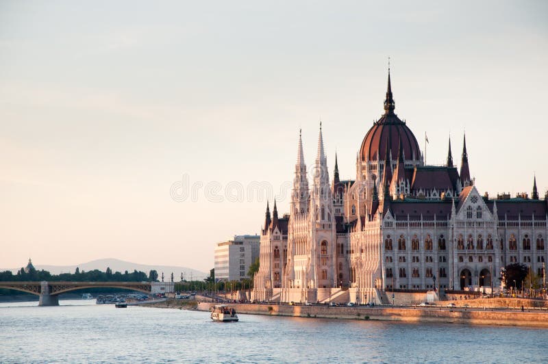 El Edificio Del Parlamento En Budapest, Capital De Hungría Imagen de ...