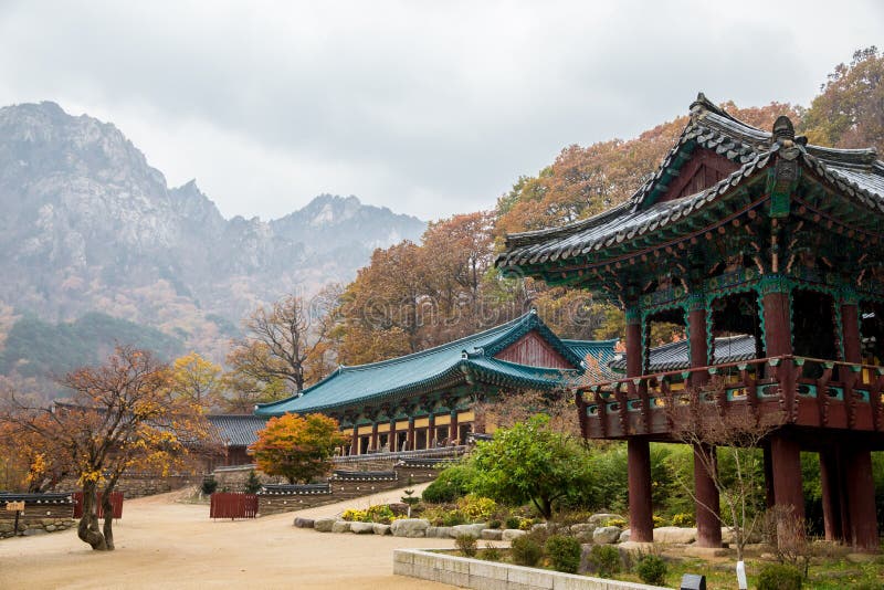 El Templo De Sinheungsa En El Parque Nacional De Seoraksan, Corea Del ...