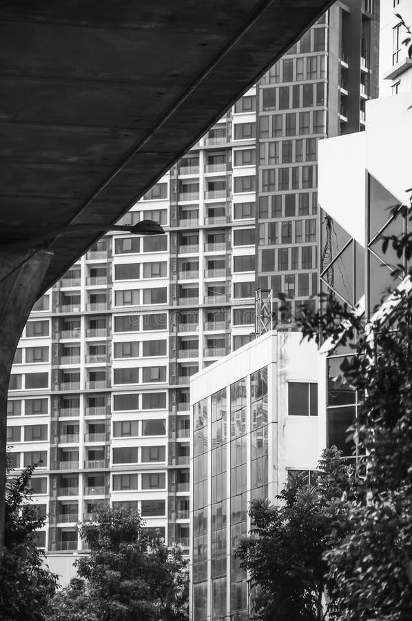 El Edificio Moderno De La Propiedad Horizontal En El Camino De ...