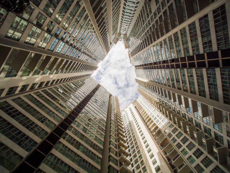 El Edificio Triangular Sube Al Cielo. Foto de archivo - Imagen de ...