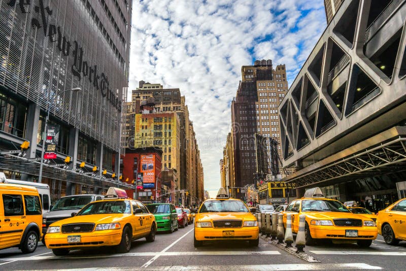 Taxi Amarillo En El Times Square Manhattan New York City Los E.E.U.U ...