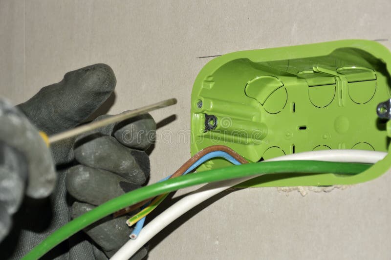 El Electricista Con El Cableado Expuesto Imagen de archivo - Imagen de ...