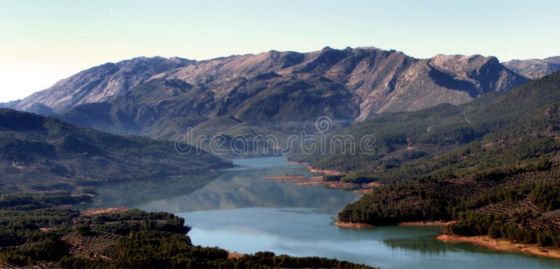 El Embalse del Tranco стоковое изображение. изображение насчитывающей ...