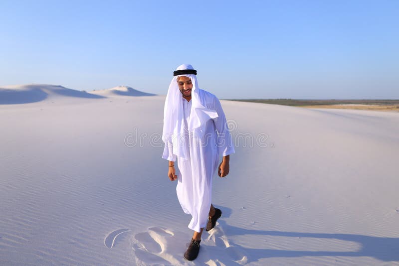 El Emirato Masculino Joven Activo Disfruta En Vida Y Camina Con El Exp ... El Emirato Masculino Joven Activo Disfruta En Vida Y Camina Con El Exp ...