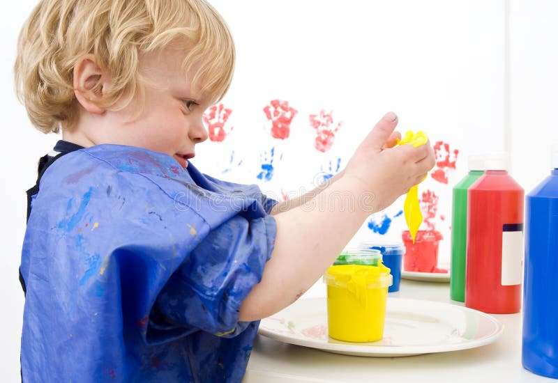 El ensuciar con la pintura foto de archivo. Imagen de cabrito - 8997416