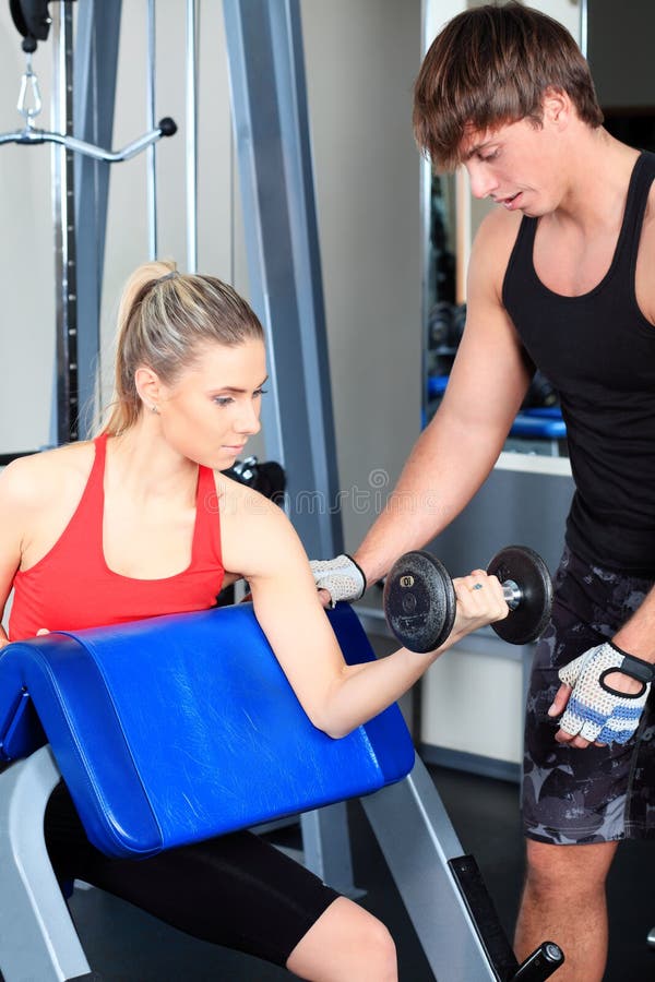 El entrenar imagen de archivo. Imagen de muscular, aptitud - 12677411