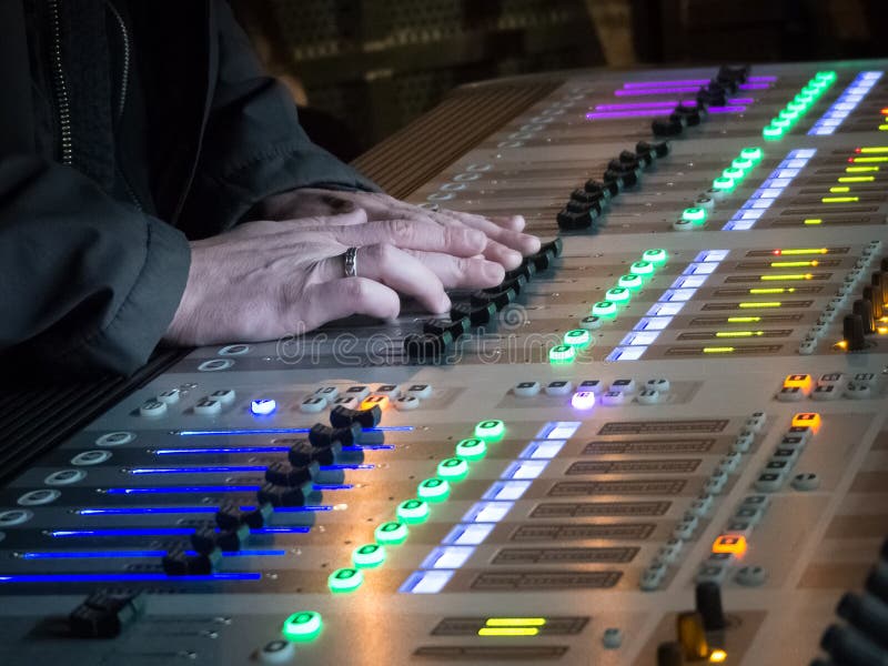 El Equipo De Audio, Panel De Control Del Mezclador Digital Del Estudio ...