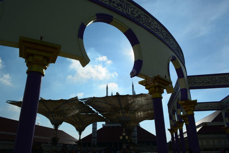 El Esplendor De La Gran Mezquita Del Centro De Java Imagen de archivo ...