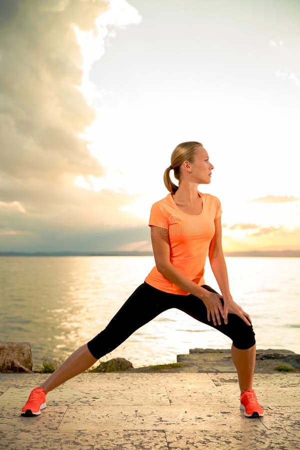 El estirar foto de archivo. Imagen de nubes, hombre - 100466586