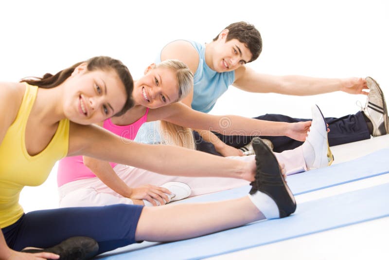 Grupo De Personas Que Hace Estirando Ejercicio Fotos - Libres de ...