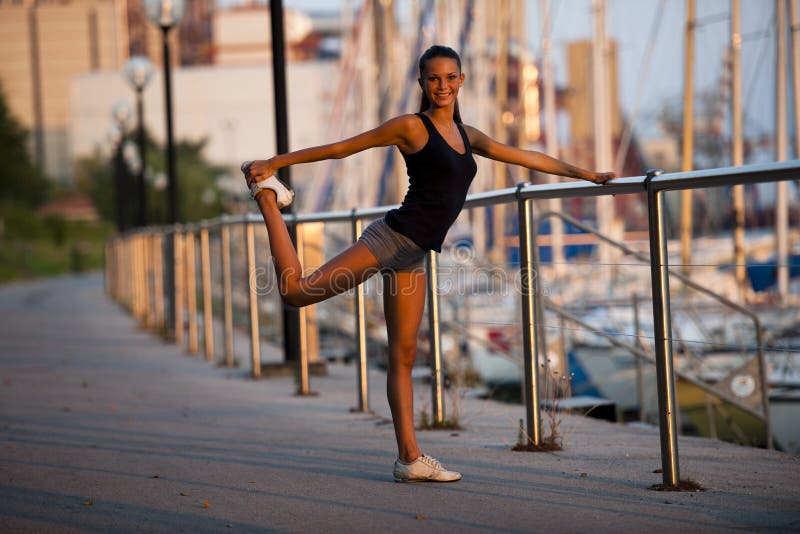 El Estirar Antes De Activar Imagen de archivo - Imagen de corriendo ...