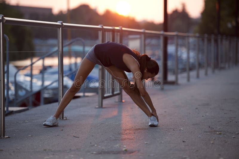 El Estirar Antes De Activar Imagen de archivo - Imagen de mujeres ...