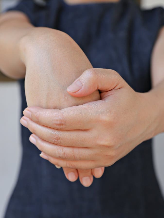 El estirar de la mano imagen de archivo. Imagen de estiramiento - 99896673