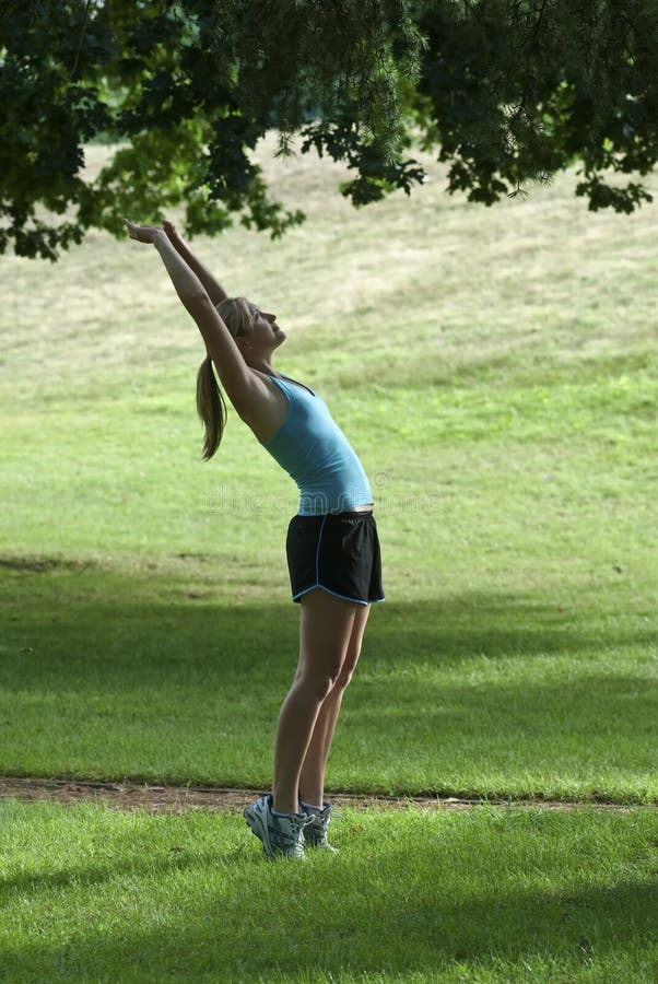 El estirar de la mujer foto de archivo. Imagen de alegre - 12815944