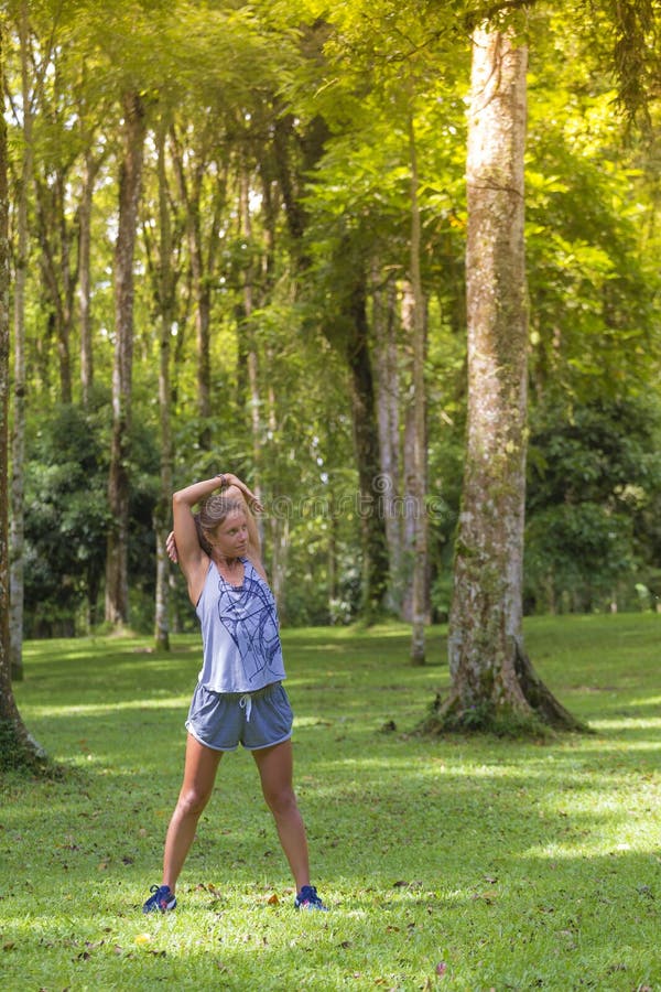 El Estirar De La Mujer Joven Foto de archivo - Imagen de belleza ...