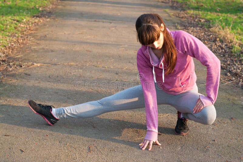 El estirar del cuerpo imagen de archivo. Imagen de flexible - 33125293