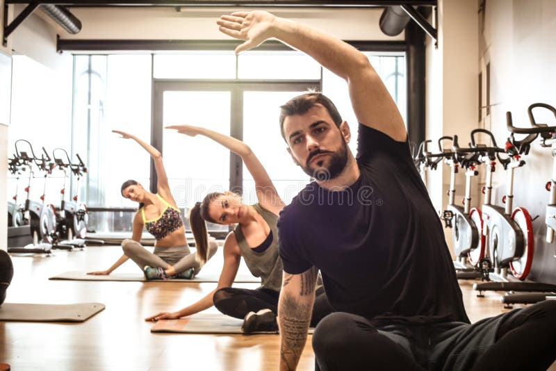 El Estirar Es Parte Parte Importante De Entrenamiento Foto de archivo ...