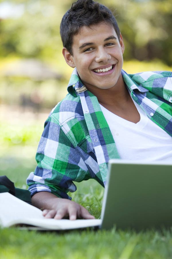El estudiar del estudiante foto de archivo. Imagen de fondo - 15862238