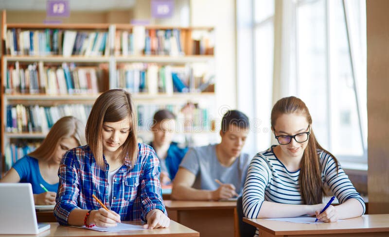 El estudiar en universidad foto de archivo. Imagen de principiante ...
