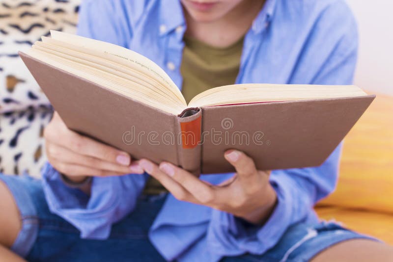 El Estudiar Joven Con El Libro Foto de archivo - Imagen de casero ...