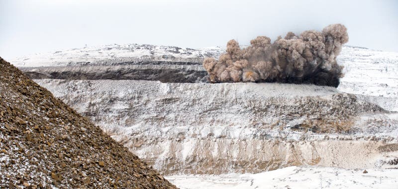 El Explosivo Trabaja En Cielo Abierto Imagen de archivo - Imagen de ...