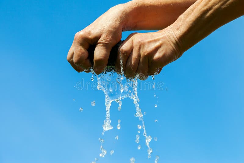 El Exprimir De La Tela Mojada Foto de archivo - Imagen de secado ...