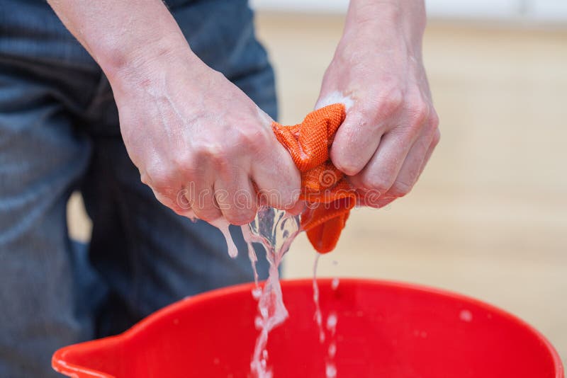 El exprimir del trapo foto de archivo. Imagen de suciedad - 32333174