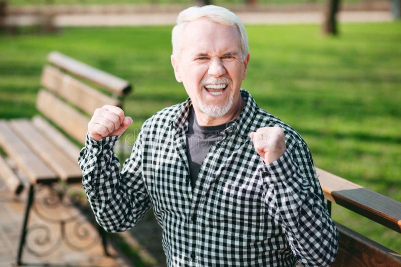 El Exultar Alegre Del Hombre Mayor Imagen de archivo - Imagen de ...