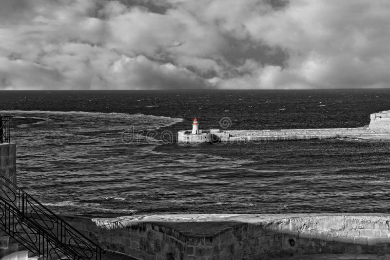 El faro en la tormenta imagen de archivo. Imagen de tsunami - 131764369