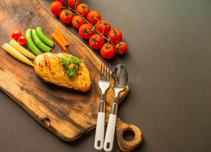 El Filete De Pechuga De Pollo Sirve En Tabla De Picar De Madera. Imagen ...
