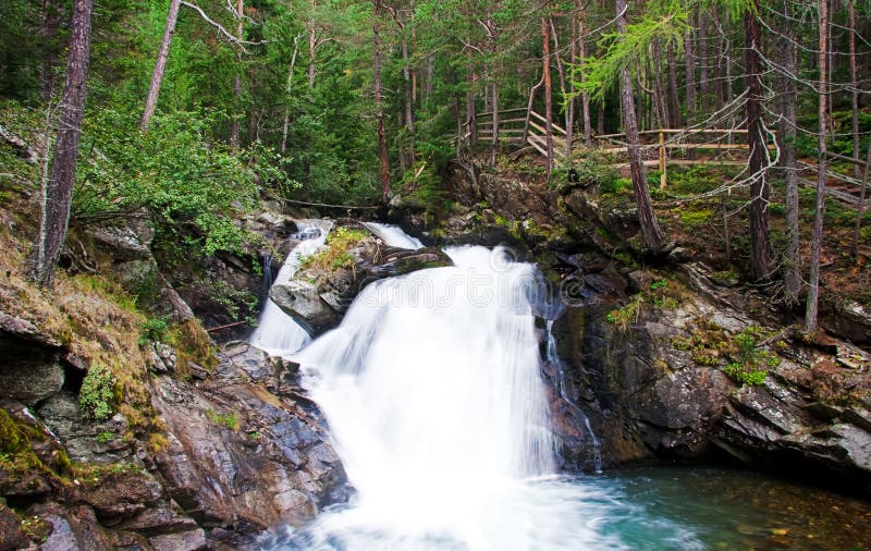 El fluir del agua foto de archivo. Imagen de paisaje - 11202844
