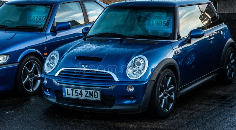 El Frente De Mini Cooper Azul Foto de archivo editorial - Imagen de ...
