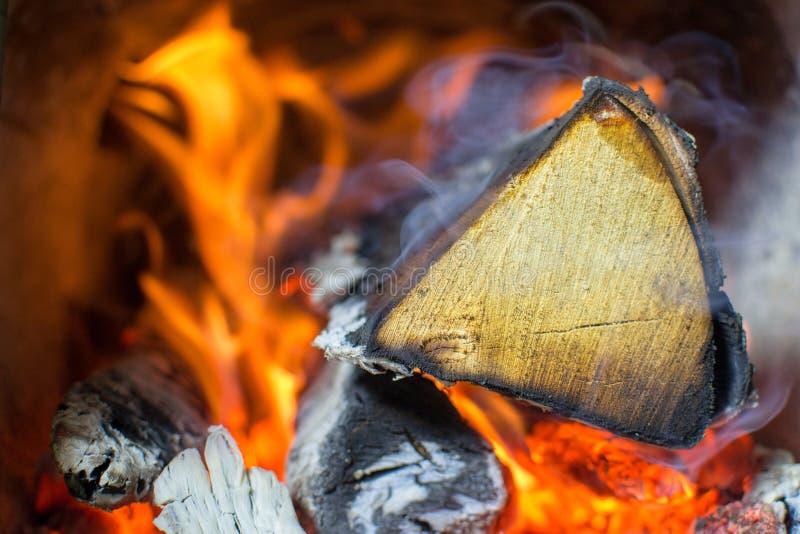 La Madera Quema En El Fuego Imagen de archivo - Imagen de peligro ...