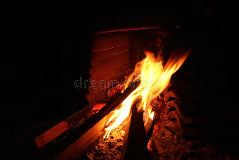 La Madera Quema En El Fuego Imagen de archivo - Imagen de detalle ...