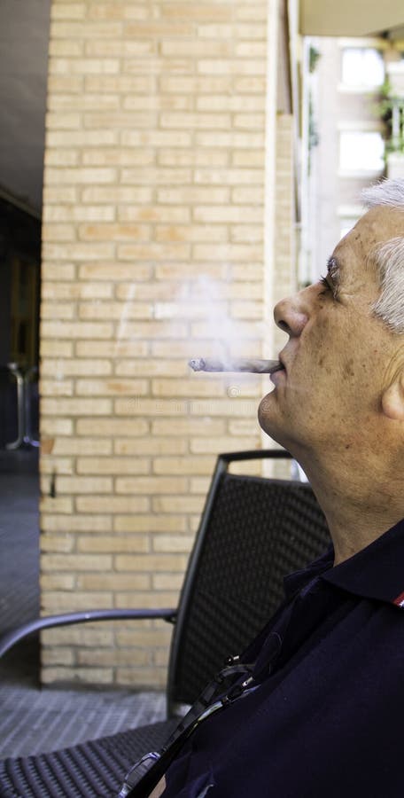 Viejo hombre que fuma imagen de archivo. Imagen de solamente - 10181283