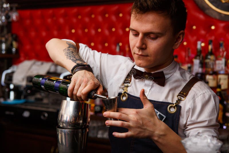 El Funcionamiento Del Camarero Imagen editorial - Imagen de interior ...