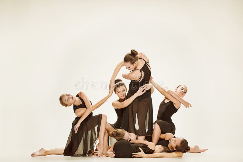 El Grupo De Bailarines De Ballet Moderno Foto de archivo - Imagen de ...