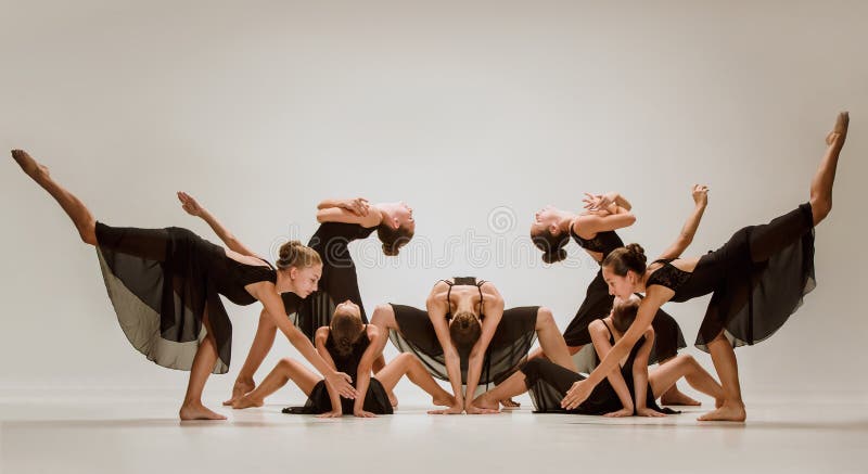 El Grupo De Bailarines De Ballet Moderno Foto de archivo - Imagen de ...