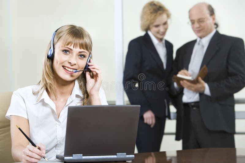 El hablar con el cliente imagen de archivo. Imagen de aislado - 2539465