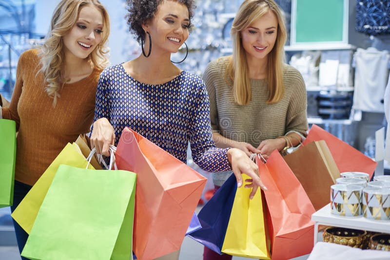 El Hacer Compras Con Los Amigos Foto de archivo - Imagen de adulto ... El Hacer Compras Con Los Amigos Foto de archivo - Imagen de adulto ...