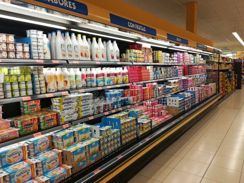 El Hacer Compras En El Supermercado Foto de archivo editorial - Imagen ...