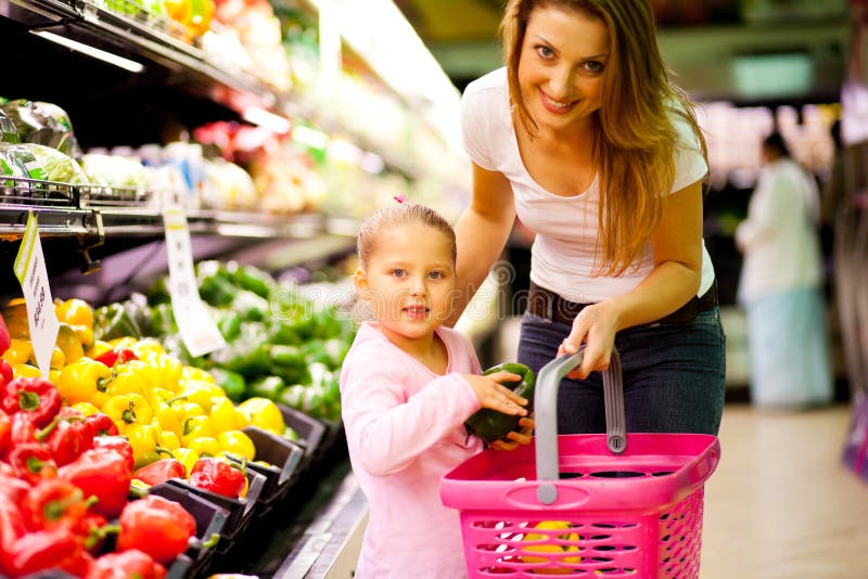 El Hacer Compras En Supermercado Imagen de archivo - Imagen de pasillo ...