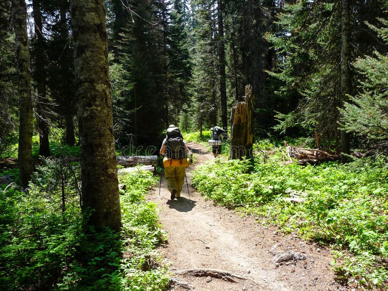 El Hacer Excursionismo De 2 Mujeres Foto de archivo - Imagen de ...