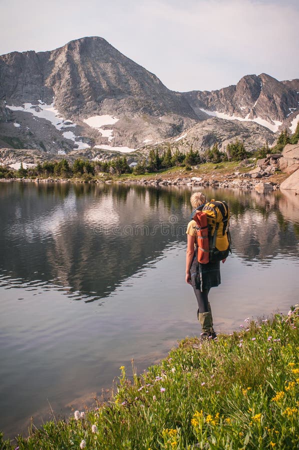El Hacer Excursionismo Femenino a Lo Largo De Un Rastro En El Parque ...