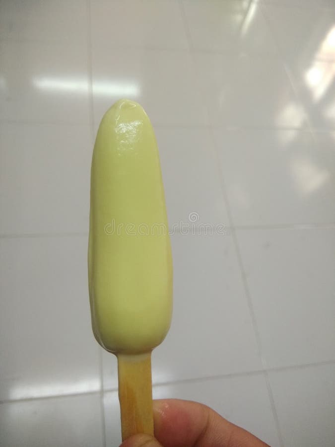 El helado amarillo foto de archivo. Imagen de amarillo - 153546516