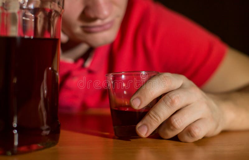 El Hombre Borracho Bebió Mucho Alcohol Imagen de archivo - Imagen de ...