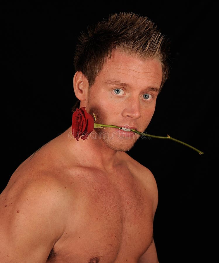 El hombre con se levantó foto de archivo. Imagen de negro - 8393552