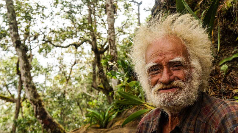 El Hombre De Piedra Alberto Gutierrez Hace La Piedra a Mano Para La ...