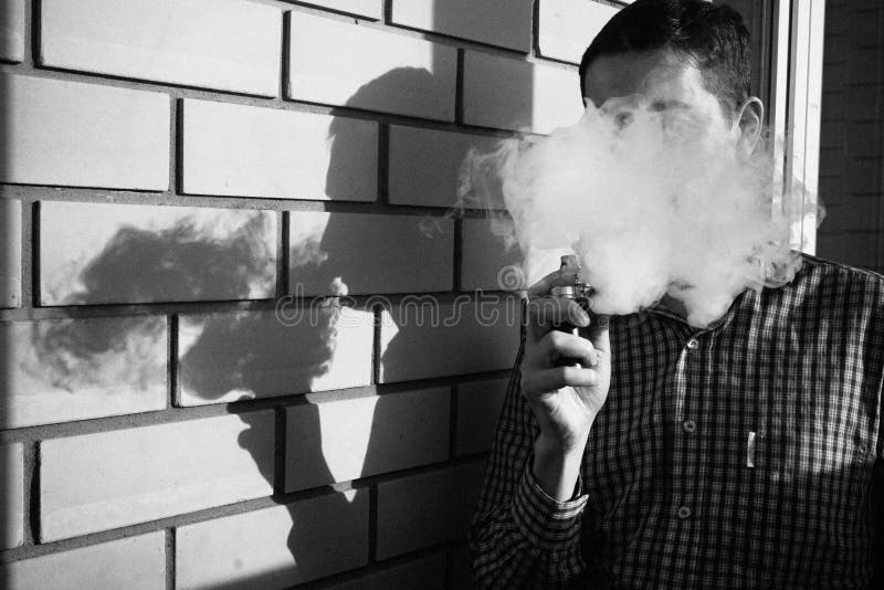 El hombre en humo imagen de archivo. Imagen de persona - 115445767